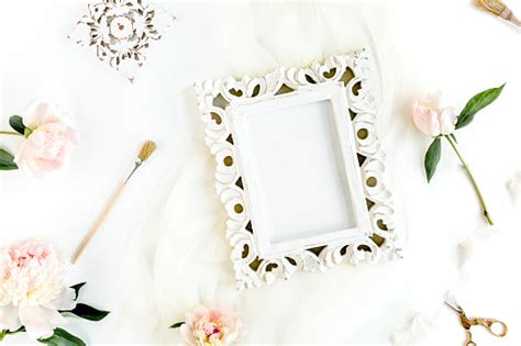 아름다운 베이지 색 모란으로 장식 된 골드 프레임 플랫 레이 상단 보기 발렌타인 의 배경 플로럴 프레임 모란 질감 0명에 대한 스톡 사진 및 기타 이미지 Istock