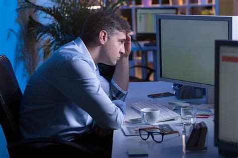 呼吁国家应禁止两班倒上大夜班经常上夜班的人最后都怎样了 腾讯新闻