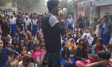 আন্দোলনের মুখে প্রধান শিক্ষক অসুস্থ হয়ে হাসপাতালে