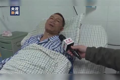 伤者讲述事发时情况：发现山上掉石渣就组织撤离 但已来不及