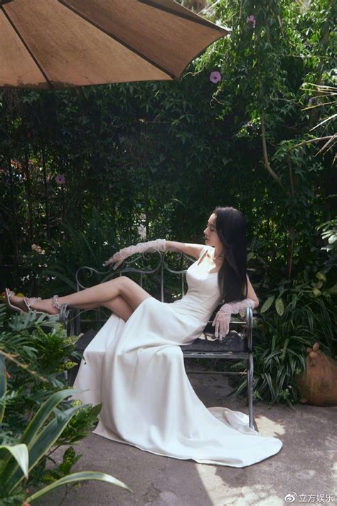 杨幂身着白色绸缎开叉裙拍大片 美腿修长气质温婉