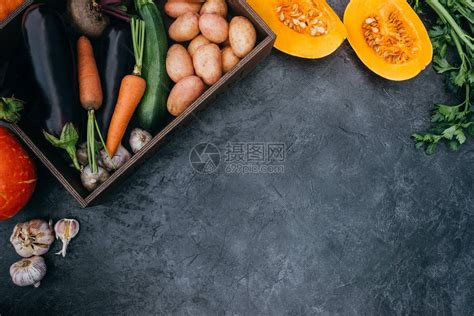 盒子里各种成熟的秋季蔬菜的顶视图高清图片下载 正版图片503122383 摄图网