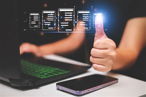 온라인 문서를 통해 가상 모니터를 만지는 비즈니스 여성은 종이 없는 품질 보증 및 Erp 관리 개념을 승인합니다 검사 보기에 대한 스톡 사진 및 기타 이미지 Istock