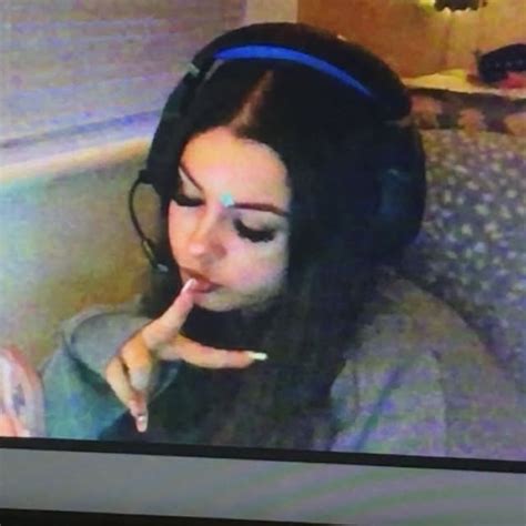 M Its Mia Threads Say More