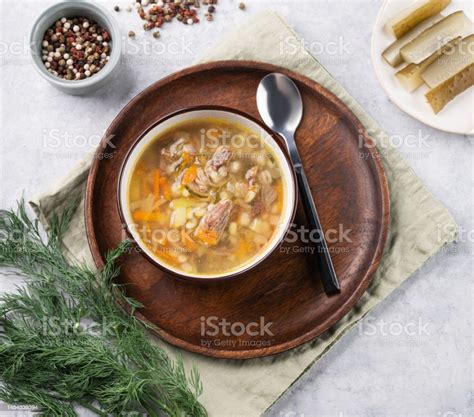절인 오이와 전통적인 러시아 수프 신선한 딜과 향신료로 밝은 배경에 진주 보리와 고기를 곁들인 피클 0명에 대한 스톡 사진 및 기타 이미지 Istock