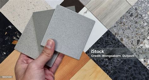 인테리어 건축가는 인조석의 여러 색상을 견본 또는 팔레트와 비교하거나 나무 베니어판 세라믹 석재 타일 석영 대리석 테라 조를 클로즈업보기로 포함합니다 개선에 대한 스톡 사진