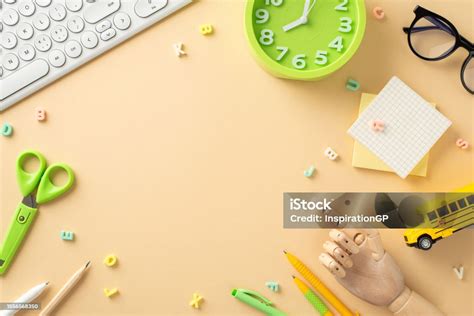 이 매혹적인 하향식 보기로 집에서 온라인 학습의 세계로 들어가 베이지색 격리된 배경에 키보드 안경 문구류를 선보입니다 텍스트 또는 광고를 위한 공간 0명에 대한 스톡 사진