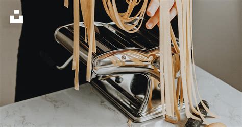 검은 스웨터와 검은 바지를 입은 사람이 흰색 의자에 앉아 있다 사진 Unsplash의 무료 음식 이미지