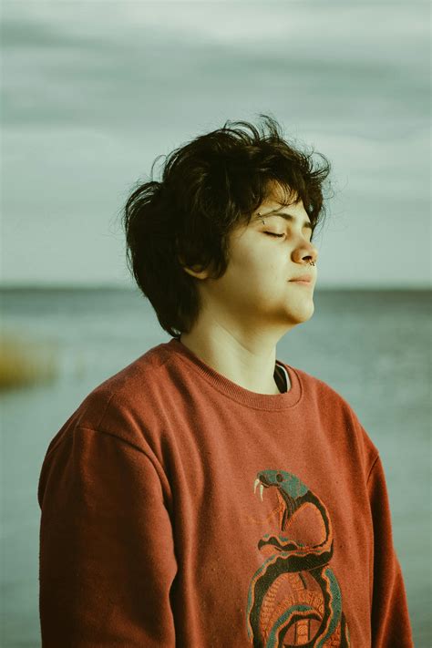 경치 경치가 좋은 고독 고요함 남자 녹색 농촌의 단순한 마음가짐 명상 묵상 사색 중인 산 수심에 잠긴 시골 식물군 앉아 있는 야외에서 언덕