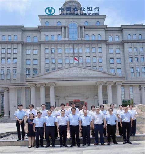 学院领导深入省农行网点看望实习学生