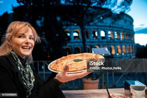 이탈리아 로마 콜로세움 근처에서 피자를 들고 접시를 들고 있는 여자 거리에 대한 스톡 사진 및 기타 이미지 거리 건축 검은색 Istock