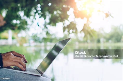 노트북을 사용하여 업무 용 책상에서 공부하는 사람들 비즈니스 금융 무역 주식 메이크 및 소셜 네트워크 개념 Brand Name Smart Phone에 대한 스톡 사진 및