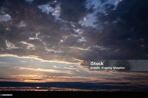 하나님은 숲에 광선 태양광선이 구름 사이를 비추고 있다 하늘의 힘과 색상의 폭동 공간을 복사합니다 0명에 대한 스톡 사진 및 기타 이미지 Istock