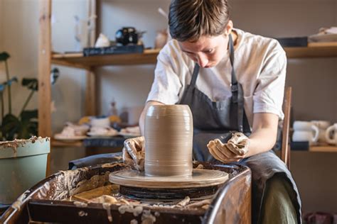 화병을 만드는 포터의 바퀴에서 일하는 여성 도공 작업장에서 주전자를 만드는 그녀의 손으로 점토를 형성하는 마스터 공예에 대한 스톡 사진 및 기타 이미지 Istock