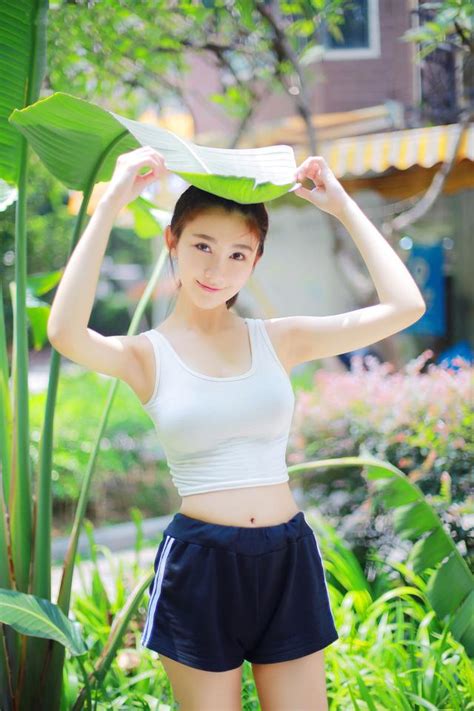街拍清純運動美女短背心配熱短褲 每日頭條
