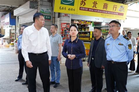 樊小燕指出社区和居民小区与百姓生活息息相关是深化文明城市长效管理的重点