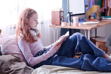 Premium Photo Teen Girl Reading Notes In Notebook