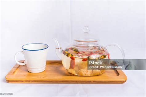 용안 Wolfberry와 작은 노란색 국화 차는 컵과 찻 주전자에 담겨 아침 식사 음료의 나무 판자 측면 보기에 격리되어 있습니다 롱안에 대한 스톡 사진 및 기타 이미지