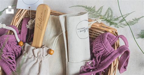 가방과 나무 숟가락이 달린 고리 버들 바구니 사진 Unsplash의 무료 뒷마당의 파랑새 이미지