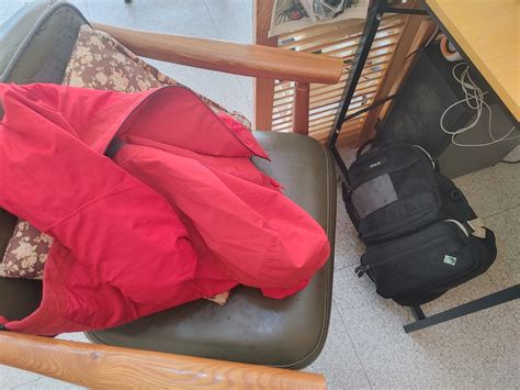 외향 주방에서 일하는 사이 요렇게 던져놓고 얼굴도 안 보고 놀다 오께~~ 한 마디 하고 사라진 아들 친구들과 논다고 요즘엔 캠핑도 잘 안 따라가려고 한다 요렇게