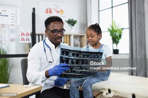 아프리카 의사는 어린 소녀에게 결과 X 선 스캔을 설명 아이에 대한 스톡 사진 및 기타 이미지 아이 엑스레이 이미지 X 레이 Istock
