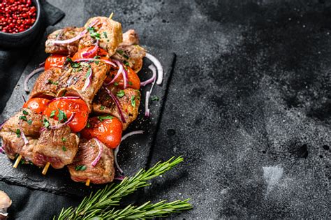 양파와 토마토를 곁들인 시쉬 케밥 구운 고기 꼬치 검은 색 배경입니다 맨 위 보기 복사 공간 고기에 대한 스톡 사진 및 기타