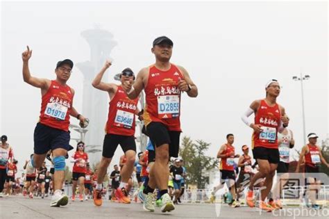 2023北京马拉松开跑 中新社 北京分社