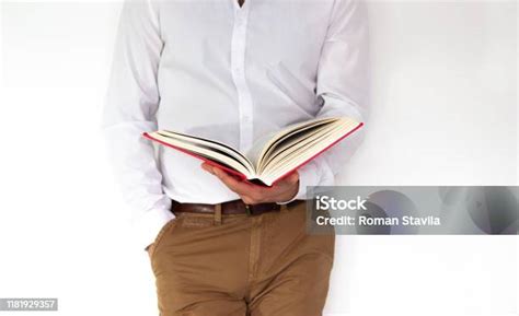 한 남자가 손에 커다란 빨간 책을 들고 있다 흰색 배경에 격리 된 비즈니스 개념입니다 가리키기에 대한 스톡 사진 및 기타 이미지 가리키기 개념 개성 개념 Istock