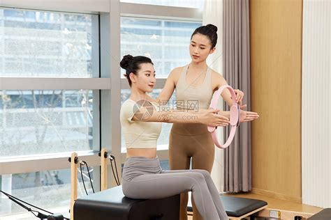 瑜伽老师指导健身环动作高清图片下载 正版图片507717990 摄图网