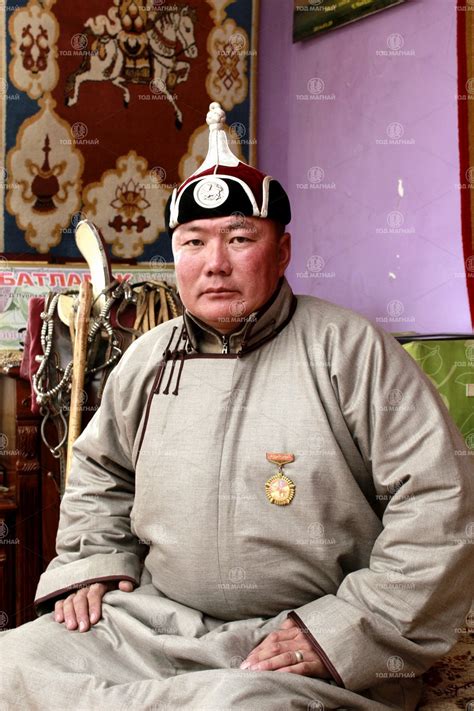 Аймгийн Алдарт уяач Д Дамдиндорж Азаргыг их тамиртай байлгаж уях ёстой