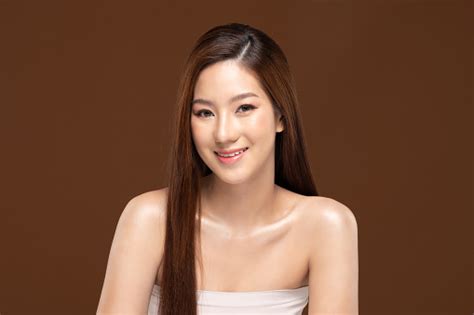 깨끗하고 신선한 피부행복과 긍정적인 감성으로 명랑한 아름다운 아시아 여성의 측면 보기 베이지 색 배경 뷰티 및 화장품 컨셉에 고립 20 24세에 대한 스톡 사진 및 기타