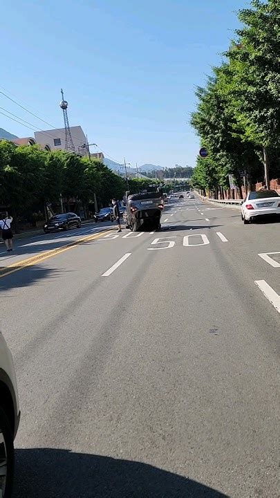 차량 전복사고 인명구조후 119경찰 도착전 수신호하며 2차사고 예방 시민영웅들의 순발력 있는대처로 2차사고도 예방하고 경찰 및 119 구급대에게 현장인계 안전하게 사고수습