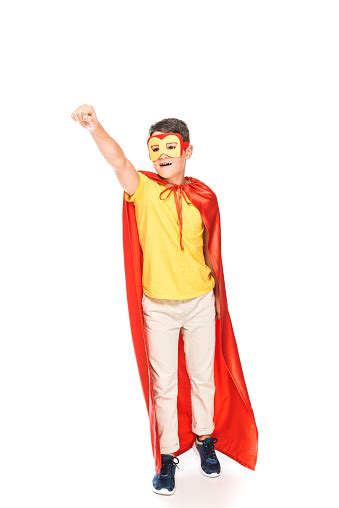 마스크와 흰색에 고립 된 영웅 망토에 미소 아이의 전체 길이보기 귀여운에 대한 스톡 사진 및 기타 이미지 귀여운 남성 미소 Istock