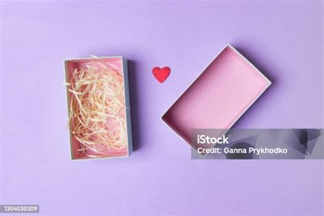 보라색 색 종이 배경에 충전 재질과 작은 귀여운 마음으로 밝은 녹색 상자를 열었다 0명에 대한 스톡 사진 및 기타 이미지 0명 건강관리와 의술 배경 주제 Istock