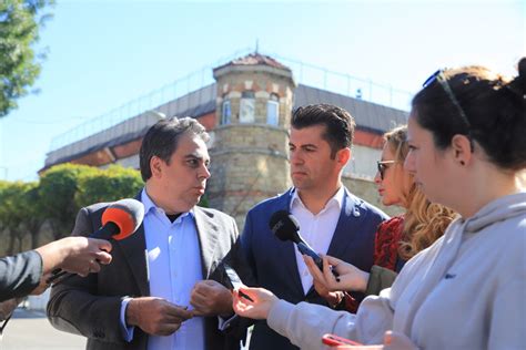 БТА Кирил Петков и Асен Василев За първи път провалените политици