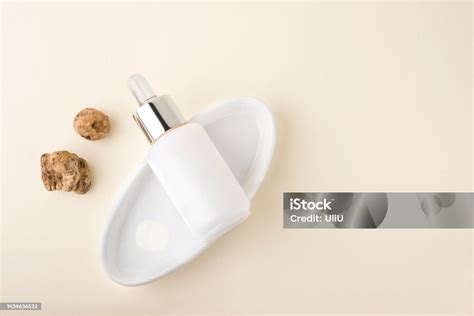 베이지 색 중립 배경에 흰색 송로 버섯 추출물이있는 천연 화장품 항산화제와 비타민이 가득한 화이트트러플추출물 안티에이징과 피부젊어지게 평면도 복사공간 0명에 대한 스톡 사진