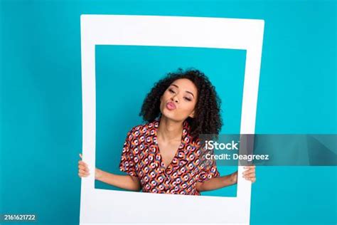 사랑스러운 소녀 홀드 프레임 사진 보내기 공기 키스 고립 된 청록색 배경의 사진 25 29세에 대한 스톡 사진 및 기타 이미지 25 29세 광고 글로벌 비즈니스