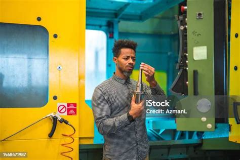 Cnc 기계로 만든 제품을 검사하는 중간 성인 흑인 남성 산업에 대한 스톡 사진 및 기타 이미지 산업 Cnc 장치 공장 산업 건물 Istock