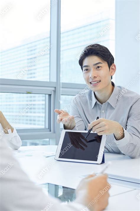 한국인 사무실 비즈니스 비즈니스미팅 미팅 회의실 사무실 생각 컨셉 아이디어 디지털태블릿 개인용컴퓨터 프리젠테이션 연설 이미지