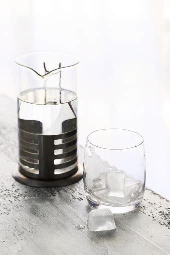 얼음 조각이 있는 물유리와 신선한 물이 담긴 항아리 흰색 테이블 복사 공간 0명에 대한 스톡 사진 및 기타 이미지 0명