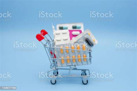 의학 개념 파란색 배경에 상점 트롤리에 다양한 캡슐 정제 및 의약품 알 약 개념 구입 및 쇼핑 의학 약국에 대한 스톡 사진 및 기타 이미지 Istock
