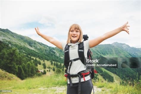 스위스에서 하이킹 하는 행복 한 어린 소녀 알프스 검은 가방을 입고 아이 들과 함께 여행 스위스 발레의 광저우에서 찍은 이미지 가족에 대한 스톡 사진 및 기타 이미지