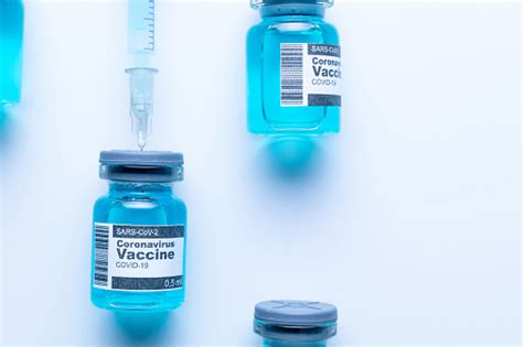 의료 바늘 보호 독감 바이러스와 코로나 바이러스에 대한 바늘과 의료 주사기 흰색에 코비드 백신 간호사 또는 의사 액체 약물 또는 마약 0명에 대한 스톡 사진 및 기타 이미지