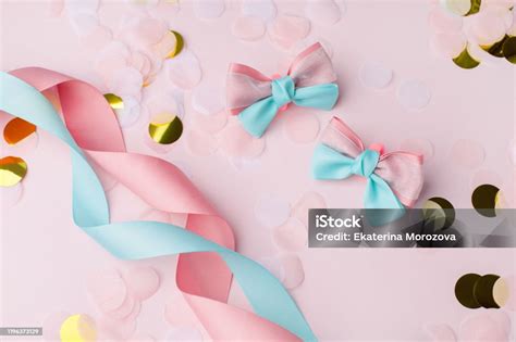 분홍색 파스텔 배경에 머리를위한 아기 액세서리 세트입니다 베이비 파티 생일 키즈용 뷰티 헤어 살롱 가와이이 헤어핀 텍스트 장소의 컨셉 개인 장식품에 대한 스톡 사진 및 기타