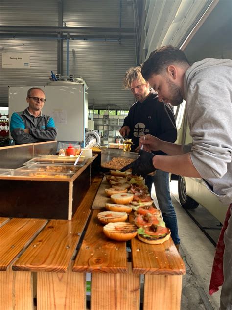 Vandaag Was Er Onze Kwartaal Meeting Deze Meeting Werd Afgesloten Met Een Goede Hamburger En