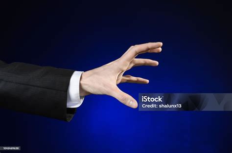 사업가 주제 검은 양복과 흰 셔츠 스튜디오에서 고립 된 어두운 파란색 바탕에 손 제스처를 보여주는 남자 가리키기에 대한 스톡 사진 및 기타 이미지 Istock