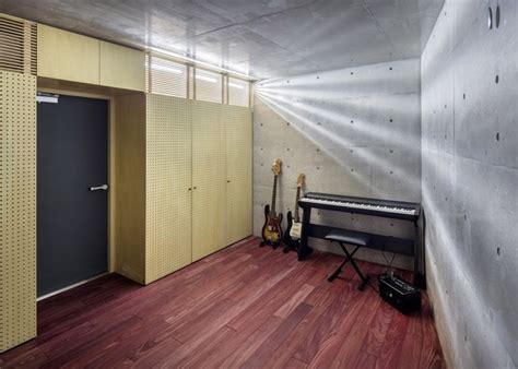 Atelier Tekuto Completes Crystalline Concrete Home