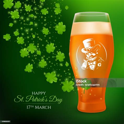 흡연 레프레툰과 샴록 잎으로 장식된 가벼운 맥주 한 잔이 있는 유리 어두운 녹색 배경을 기념하는 성 패트릭의 날에 대한 3d 사실적인 벡터 일러스트레이션 0명에 대한 스톡