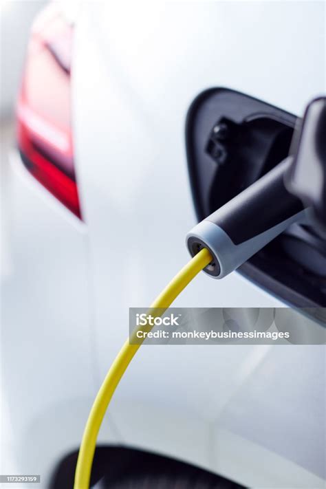차고에서 환경 친화적 인 제로 배출 전기 자동차를 충전하는 전원 케이블의 닫기 0에 대한 스톡 사진 및 기타 이미지 0 0명 교통수단 Istock