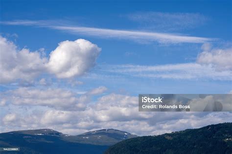 다양한 옅은 바람이 잘 통하는 흰 구름이 있는 푸른 아름다운 하늘 그 아래에는 어두운 구호 산이 있습니다 0명에 대한 스톡 사진 및 기타 이미지 Istock